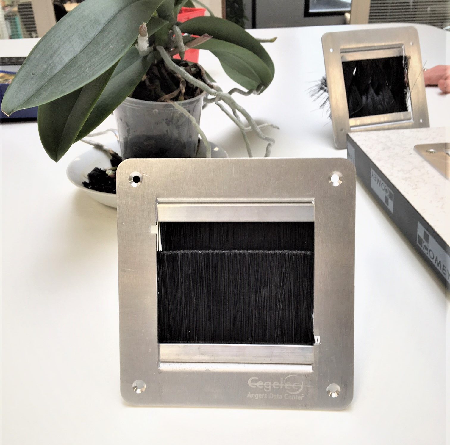 Data center: cable grommet boxes to save energy - Vinci Facilities - Blog